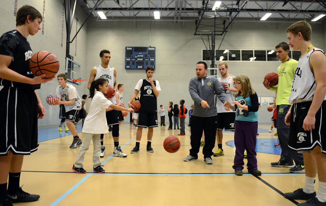 Roy High basketball team serves pizza, smiles | News, Sports, Jobs ...